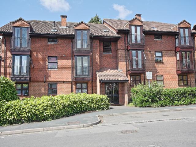 Midhope Road, Woking GU22, 1 bed flat to rent, £1,250 pcm | PrimeLocation