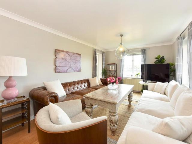 Milton Court, Carrara Wharf, Ranelagh. 2 bed flat to rent £3,000 pcm £692 pw