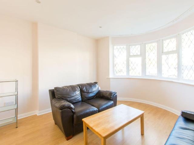 Milton Avenue, Barnet EN5, 2 bed bungalow to rent, £2,200 pcm | PrimeLocation