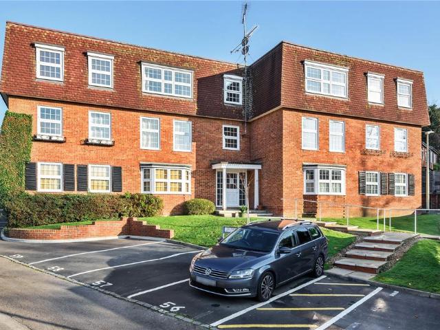 Milton Gardens, Berkshire RG40 2 bed apartment to rent £1,450 pcm £335 pw