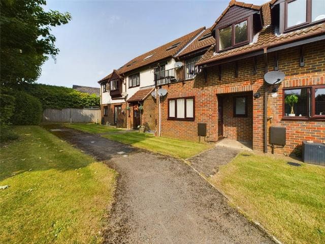 Milton Gardens, Buckinghamshire HP27 2 bed apartment to rent £1,450 pcm £335 pw
