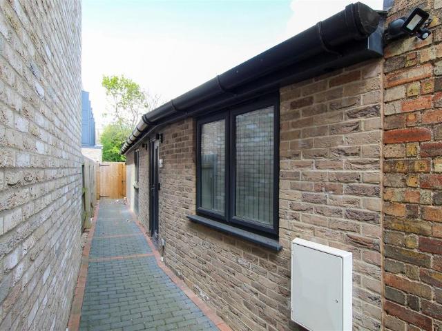 Milton Road, Cambridge CB4 1 bed bungalow to rent £1,495 pcm £345 pw