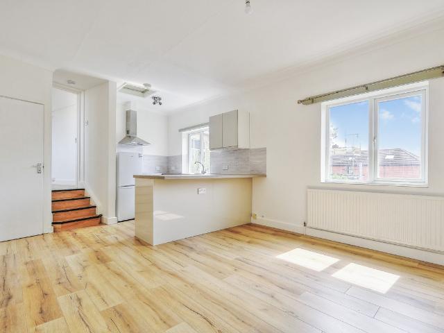 Milton Road, Cambridge CB4, 2 bed flat to rent, £1,650 pcm | PrimeLocation