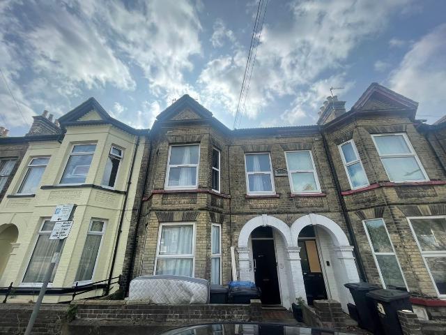 Milton Road East, Lowestoft NR32, Studio to rent, £500 pcm | PrimeLocation