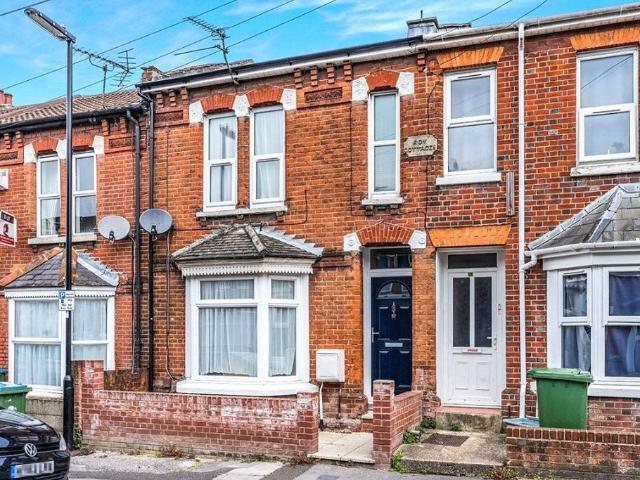 Milton Road, Hampshire SO15 4 bed terraced house to rent £1,900 pcm £438 pw