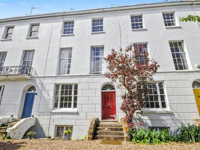 Milverton Crescent West, Leamington Spa 2 bed flat to rent £1,150 pcm £265 pw