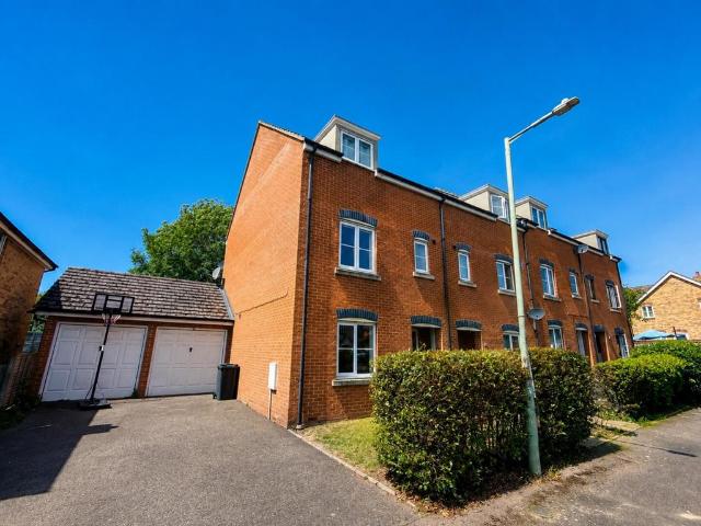 Mildenhall, Bury St. Edmunds. 4 bed semi detached house to rent £1,575 pcm £363 pw