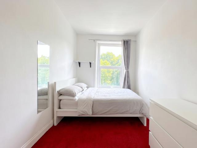 Mile End Road, Mile End E1, 2 bed flat to rent, £2,400 pcm | PrimeLocation