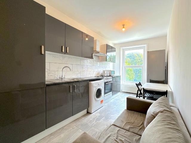 Mile End Road, Mile End E1, 2 bed flat to rent, £2,500 pcm | PrimeLocation