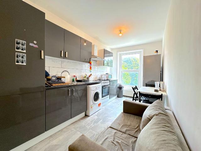 Mile End Road, Mile End E1, 2 bed flat to rent, £2,500 pcm | PrimeLocation
