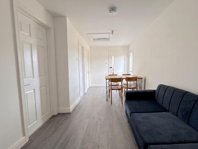 Mile End Road, Mile End E1, 3 bed flat to rent, £2,500 pcm | PrimeLocation