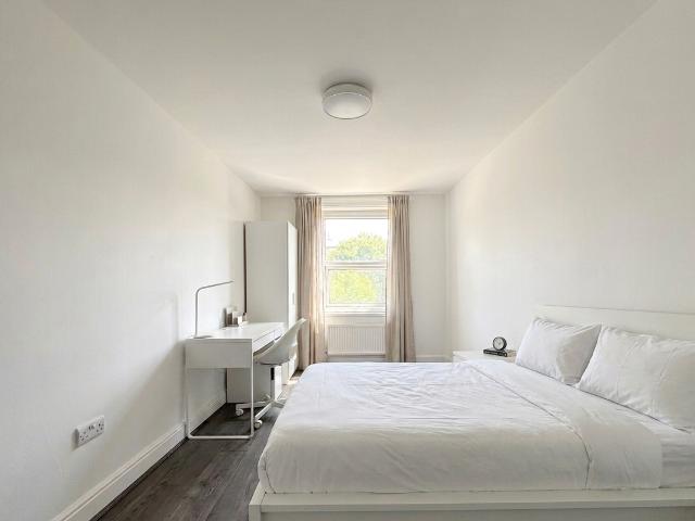 Mile End Road, Mile End E1, 3 bed flat to rent, £3,000 pcm | PrimeLocation