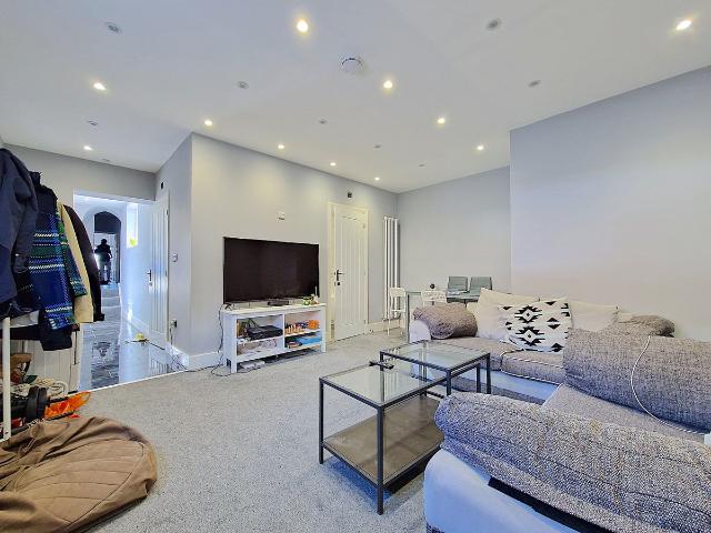 Mile End Road, Mile End Road E1, 4 bed flat to rent, £4,500 pcm | PrimeLocation