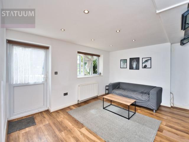 Mile End Road, East London, London E3, 4 bed maisonette to rent, £3,550 pcm | PrimeLocation