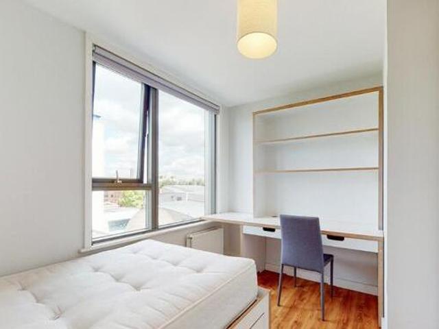 Mile End Road, London, 1 Bedroom Flat