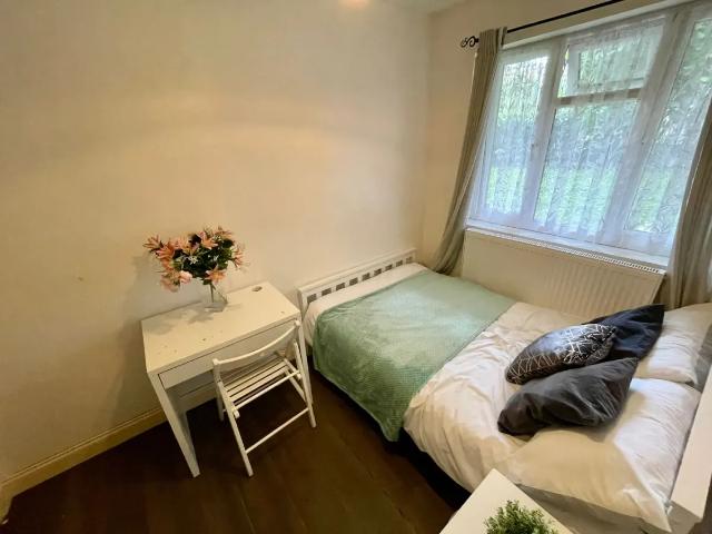 Mile End Road, London E3, 7 bed shared accommodation to rent, £850 pcm | PrimeLocation