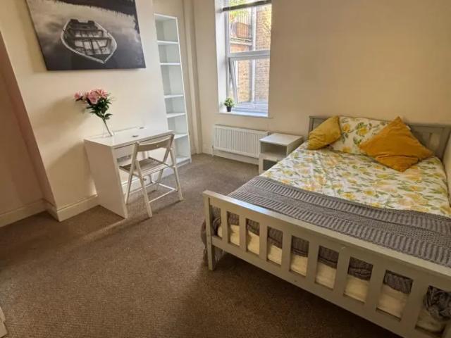 Mile End Road, London E3, Room to rent, £900 pcm | PrimeLocation