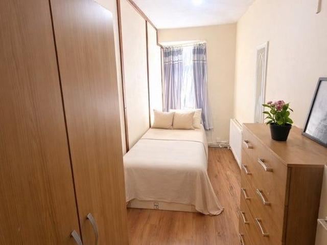 Mile End Road, London E3, Room to rent, £650 pcm | PrimeLocation