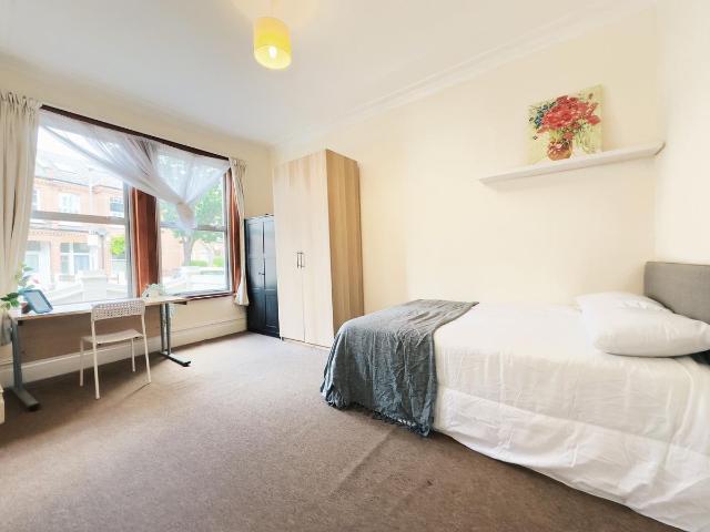 Mile End Road, London E3, Room to rent, £850 pcm | PrimeLocation