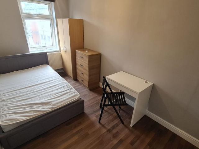 Mile End Road, London E1, 5 bed flat to rent, £800 pcm | PrimeLocation