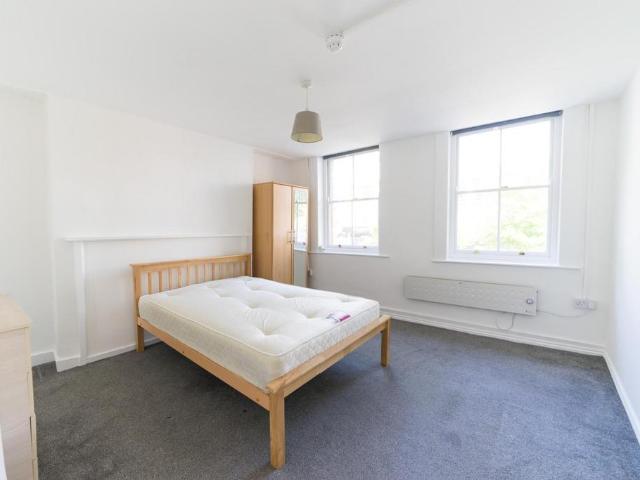 Mile End Road, London, E1 2 bed apartment to rent £1,750 pcm £404 pw