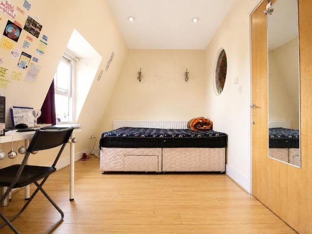 Mile End Road, London E1, 2 bed property to rent, £2,000 pcm | PrimeLocation
