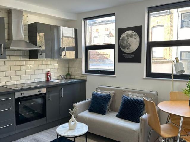 Mile End Road, London E1, 3 bed flat to rent, £3,000 pcm | PrimeLocation