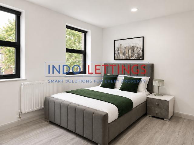 Mile End Road, London E1, 3 bed flat to rent, £3,000 pcm | PrimeLocation