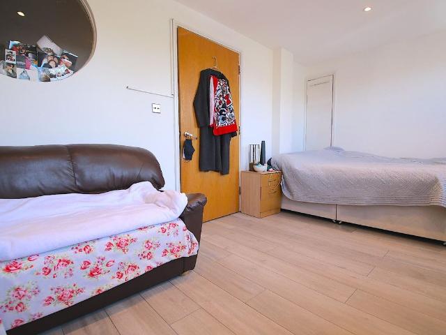 Mile End Road, London E1, 3 bed flat to rent, £2,700 pcm | PrimeLocation
