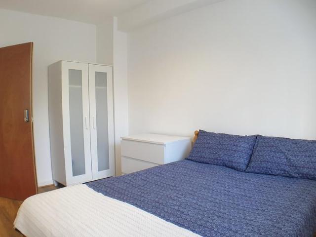 Mile End Road, London E1 3 bed flat to rent £2,650 pcm £612 pw