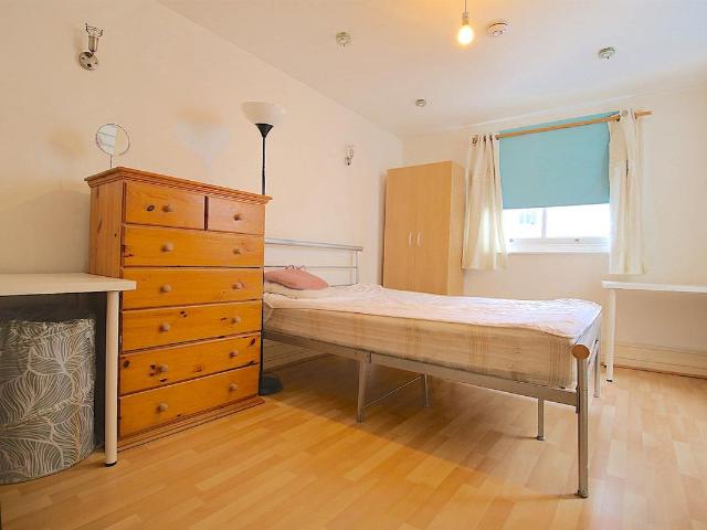 Mile End Road, London E1, 3 bed flat to rent, £2,700 pcm | PrimeLocation