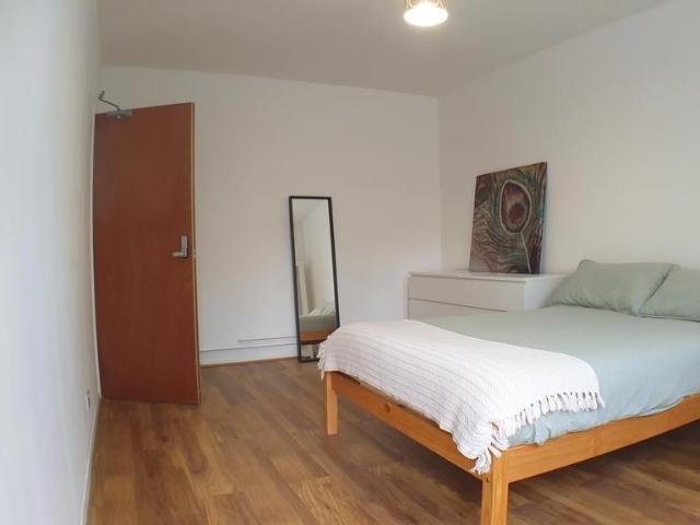 Mile End Road, London E1 3 bed flat to rent £2,903 pcm £670 pw