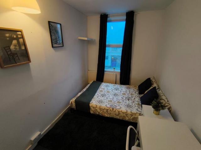 Mile End Road, London E1, Room to rent, £760 pcm | PrimeLocation