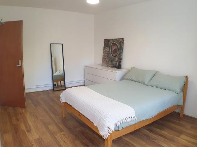 Mile End Road, Whitechapel E1, 3 bed flat to rent, £2,903 pcm | PrimeLocation