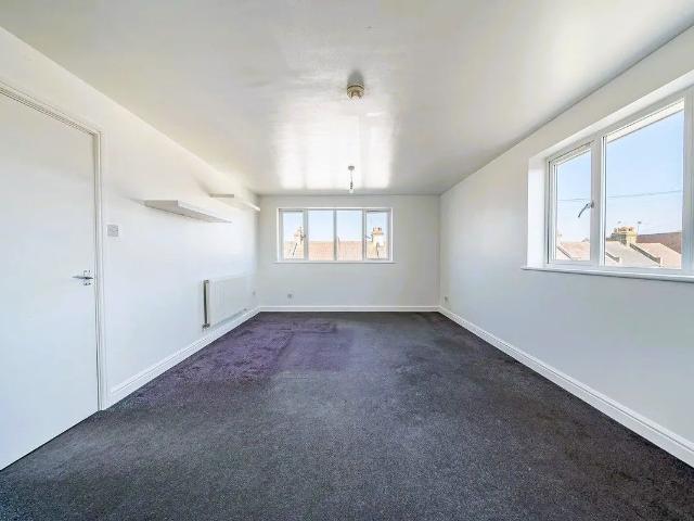 Miles Road, Mitcham CR4, 1 bed flat to rent, £1,400 pcm | PrimeLocation
