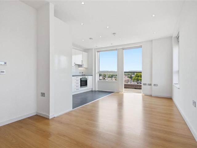 Miles Road, London, N8 2 bed apartment to rent £2,500 pcm £577 pw