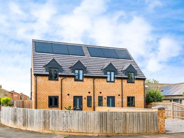 Milestone Road, Carterton, OX18 3 bed semi detached house to rent £1,850 pcm £427 pw