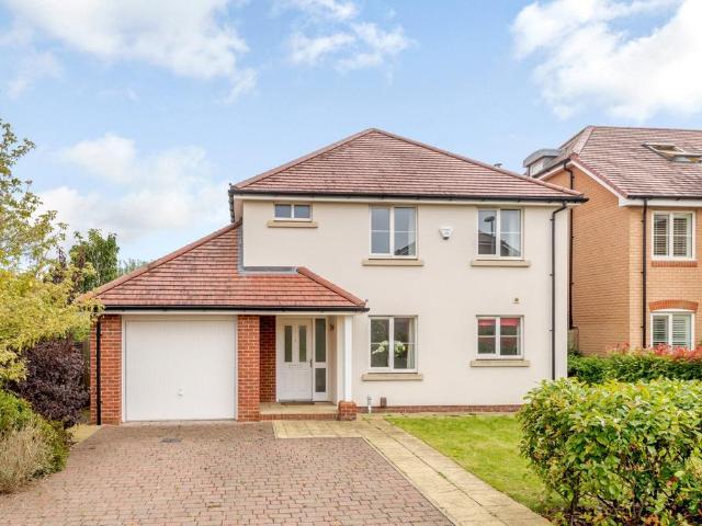 Miley Close, Harpenden. 4 bed detached house to rent £4,000 pcm £923 pw
