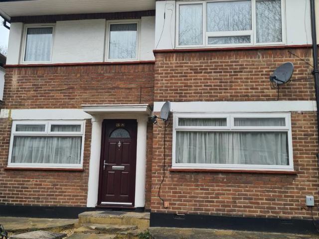 Milford Gardens, Wembley HA0 2 bed maisonette to rent £1,895 pcm £437 pw