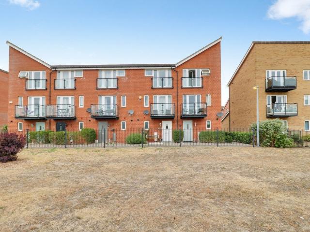 Military Close, Southend On Sea SS3, Room to rent, £600 pcm | PrimeLocation