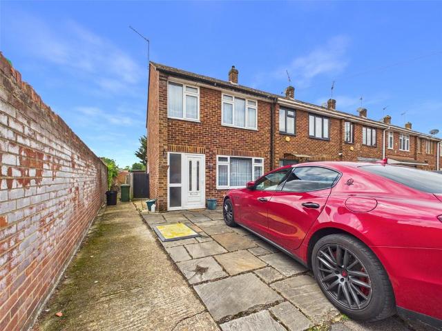 Mill Close, Middlesex UB7 3 bed end of terrace house to rent £2,250 pcm £519 pw