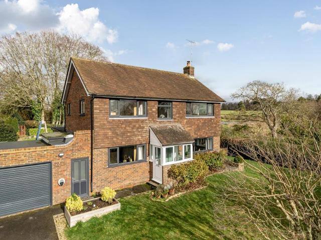 Mill Close Horsham RH13 4 bed detached house to rent £3,500 pcm £808 pw