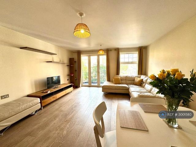 Mill Cross Court, Brentford, TW8 2 bed flat to rent £2,250 pcm £519 pw