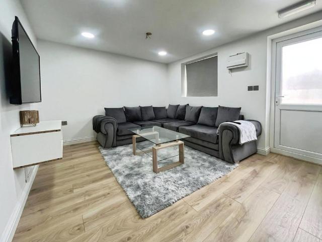 Mill Farm Crescent, Whitton, Hounslow 1 bed flat to rent £1,450 pcm £335 pw