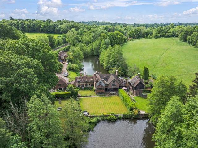 Mill Lane, Godalming GU8 6 bed house to rent £9,000 pcm £2,077 pw