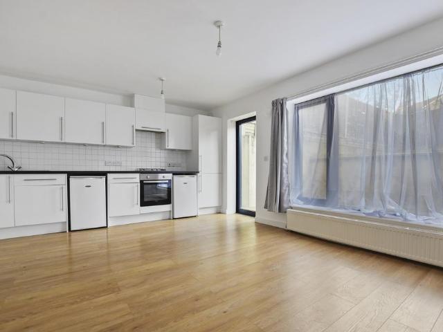 Mill Lane London NW6 3 bed flat to rent £3,250 pcm £750 pw