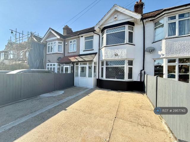 Mill Lane, Romford, RM6 3 bed terraced house to rent £2,250 pcm £519 pw