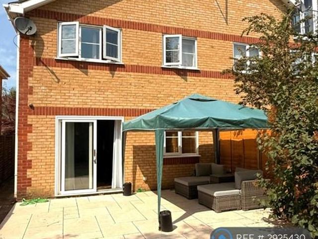 Mill Place, Kingston Upon Thames, KT1 3 bed semi detached house to rent £2,950 pcm £681 pw