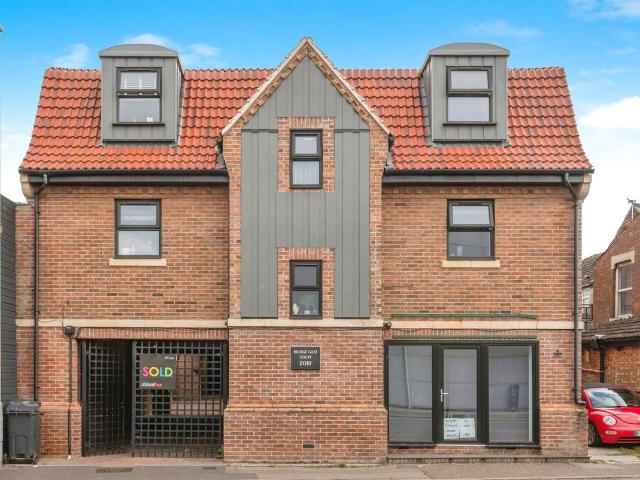 Mill Road, Great Yarmouth NR31, 2 bed flat to rent, £800 pcm | PrimeLocation