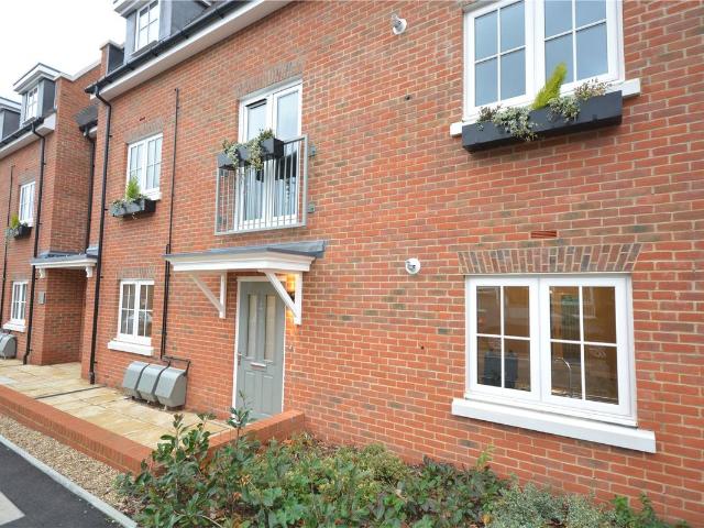 Mill Road, Epsom KT17, 1 bed flat to rent, £1,550 pcm | PrimeLocation